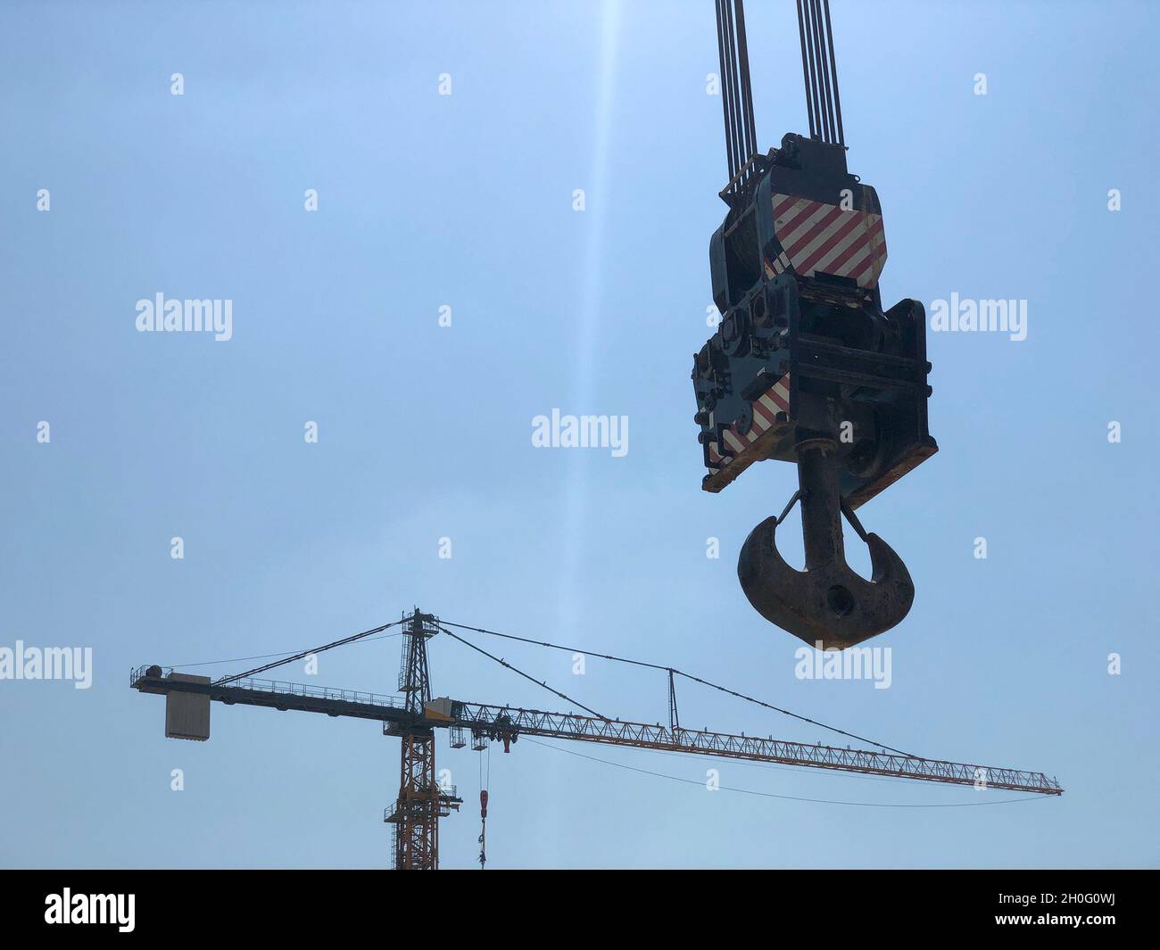 Building construction crane hanging hi-res stock photography and images ...