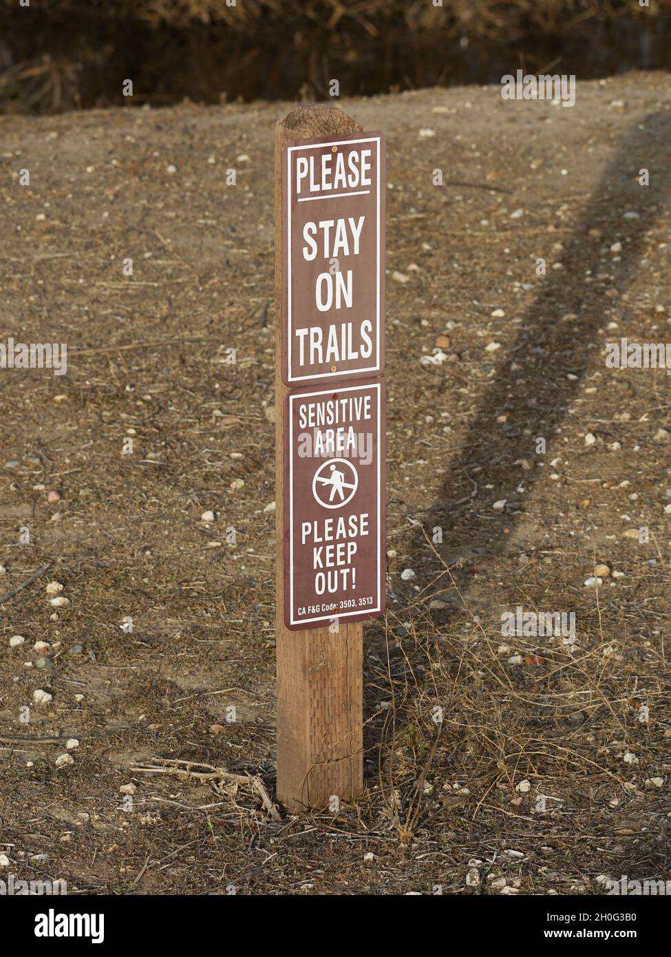 Stay on trail sign hi-res stock photography and images - Alamy