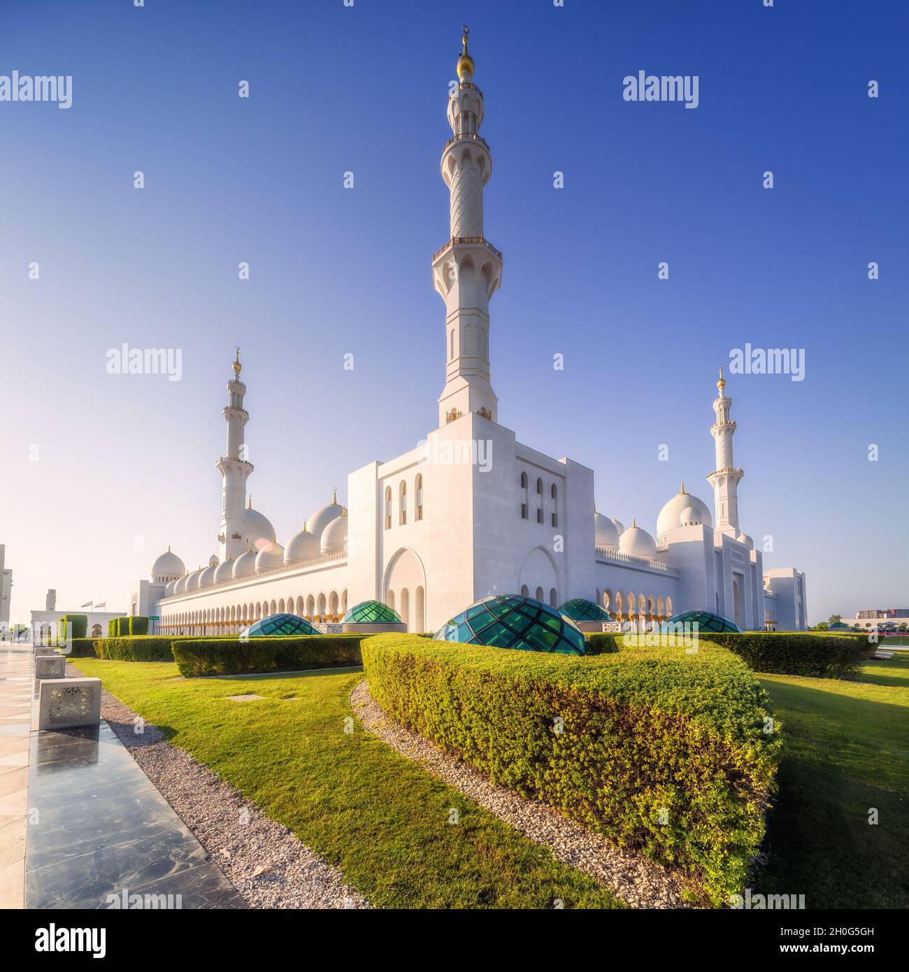 View of the garden of Sheikh Zayed Grand Mosque at day time, UAE Stock ...
