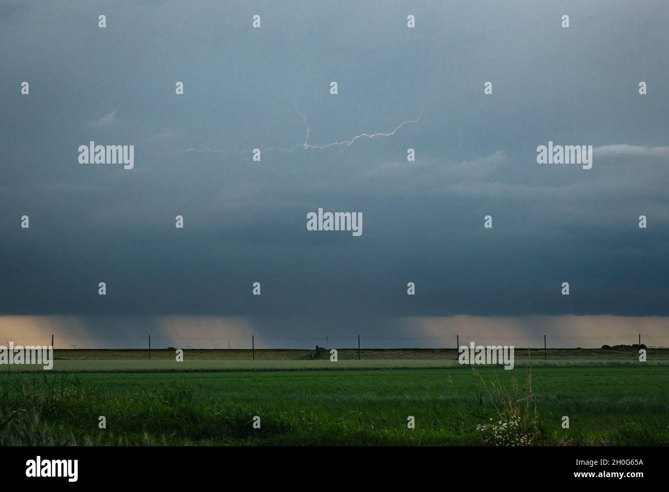 Fallstreaks of rain or hail below the base of thunderstorm.Faint ...