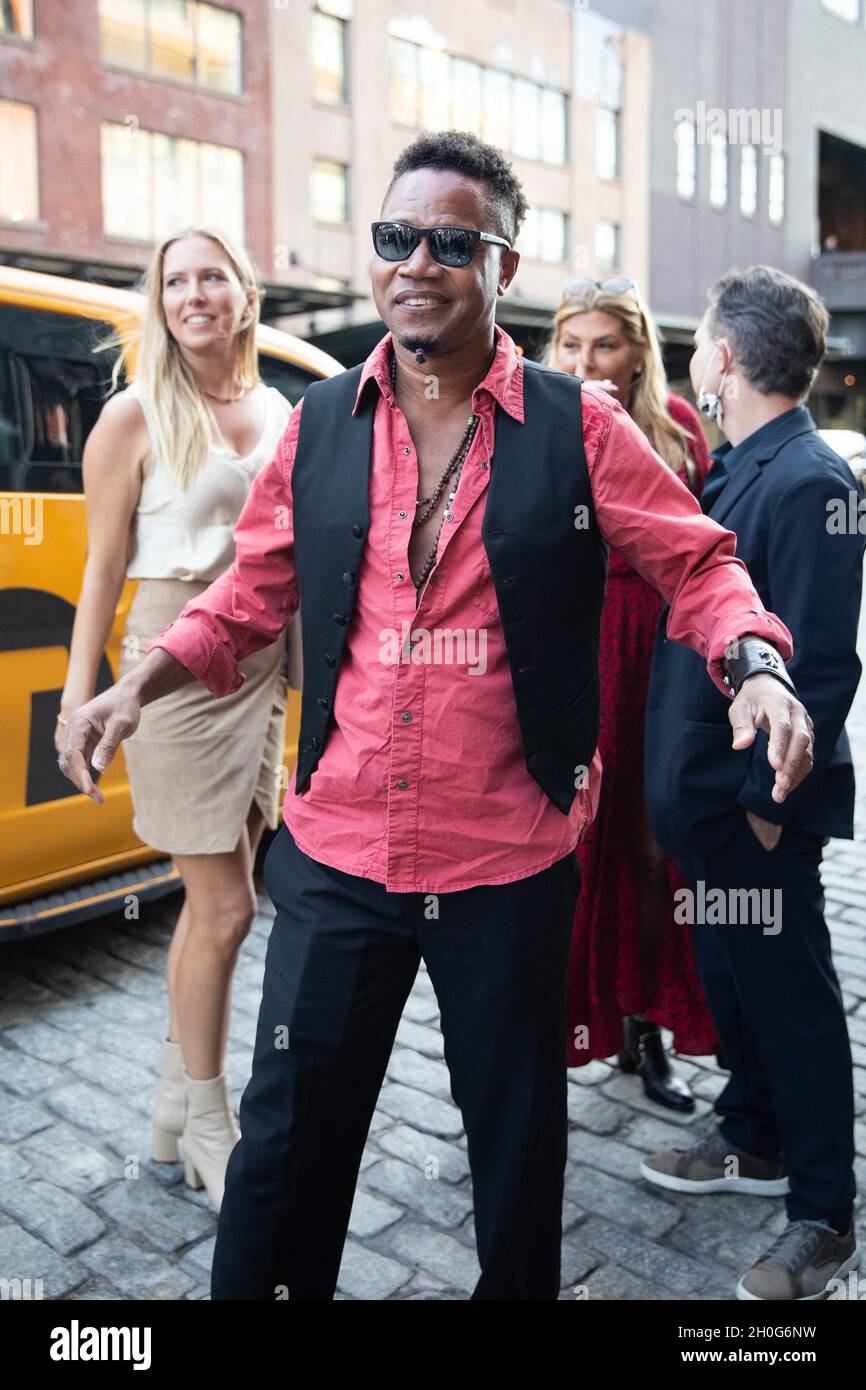 New York - NY - 20210910 - Cuba Gooding Jr. Rips Open His Shirt Outside Alice & Olivia Fashion ...