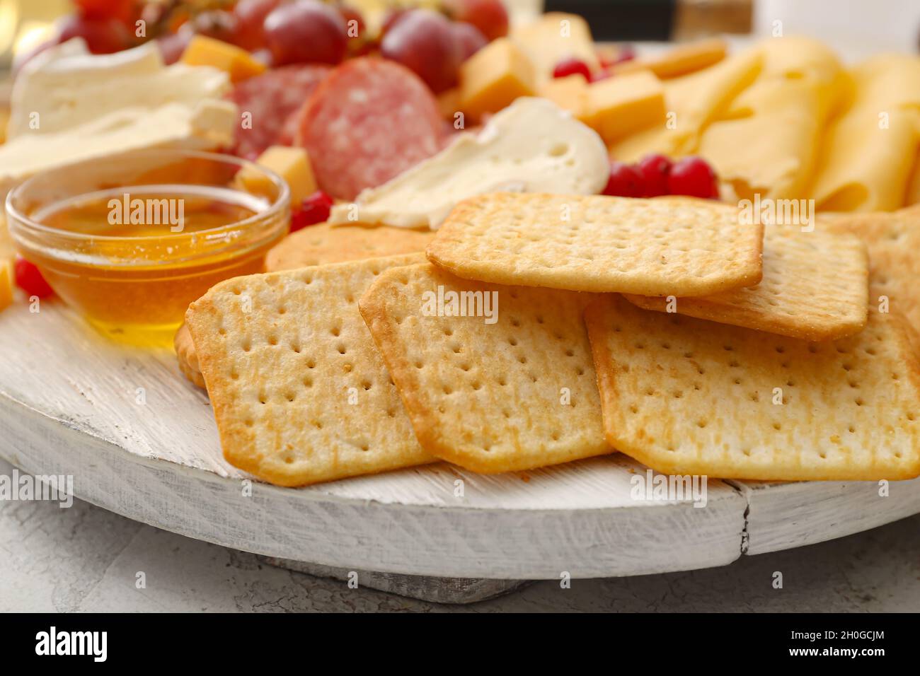 Platter with crunchy crackers and honey, closeup Stock Photo - Alamy