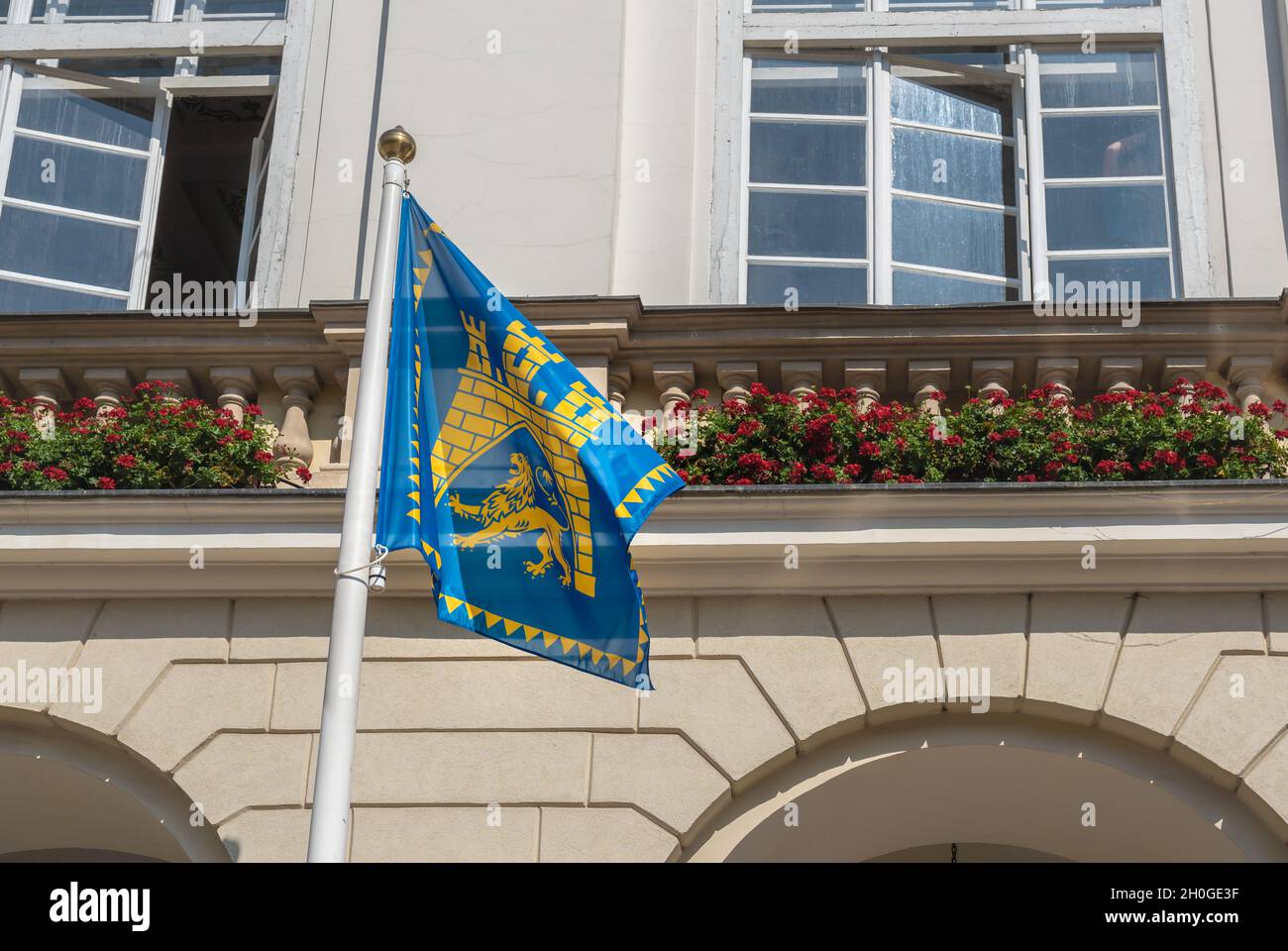 Building with ukraine flag hi-res stock photography and images - Alamy