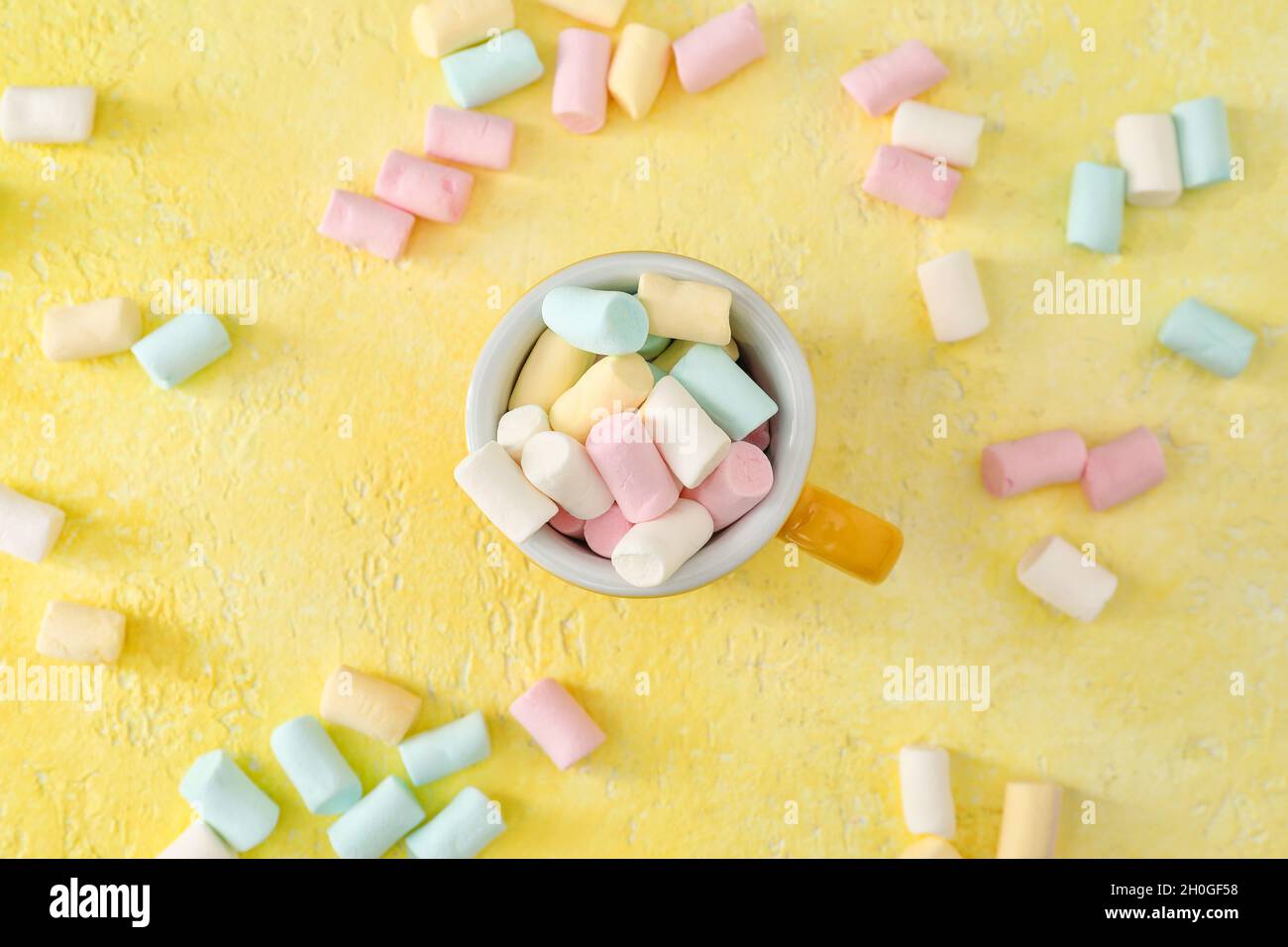 Cup with tasty marshmallows on color background Stock Photo - Alamy