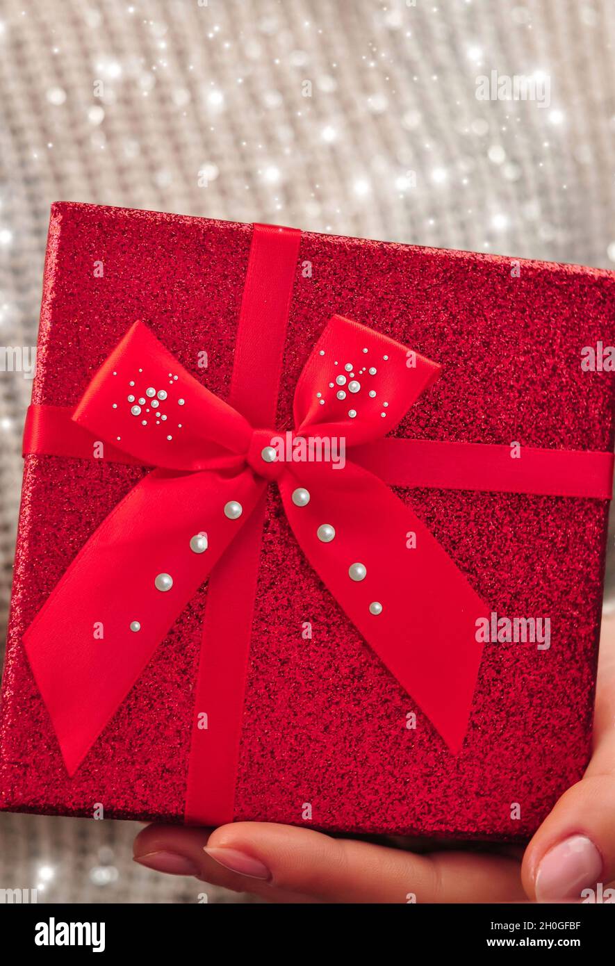 Red present box hi-res stock photography and images - Alamy