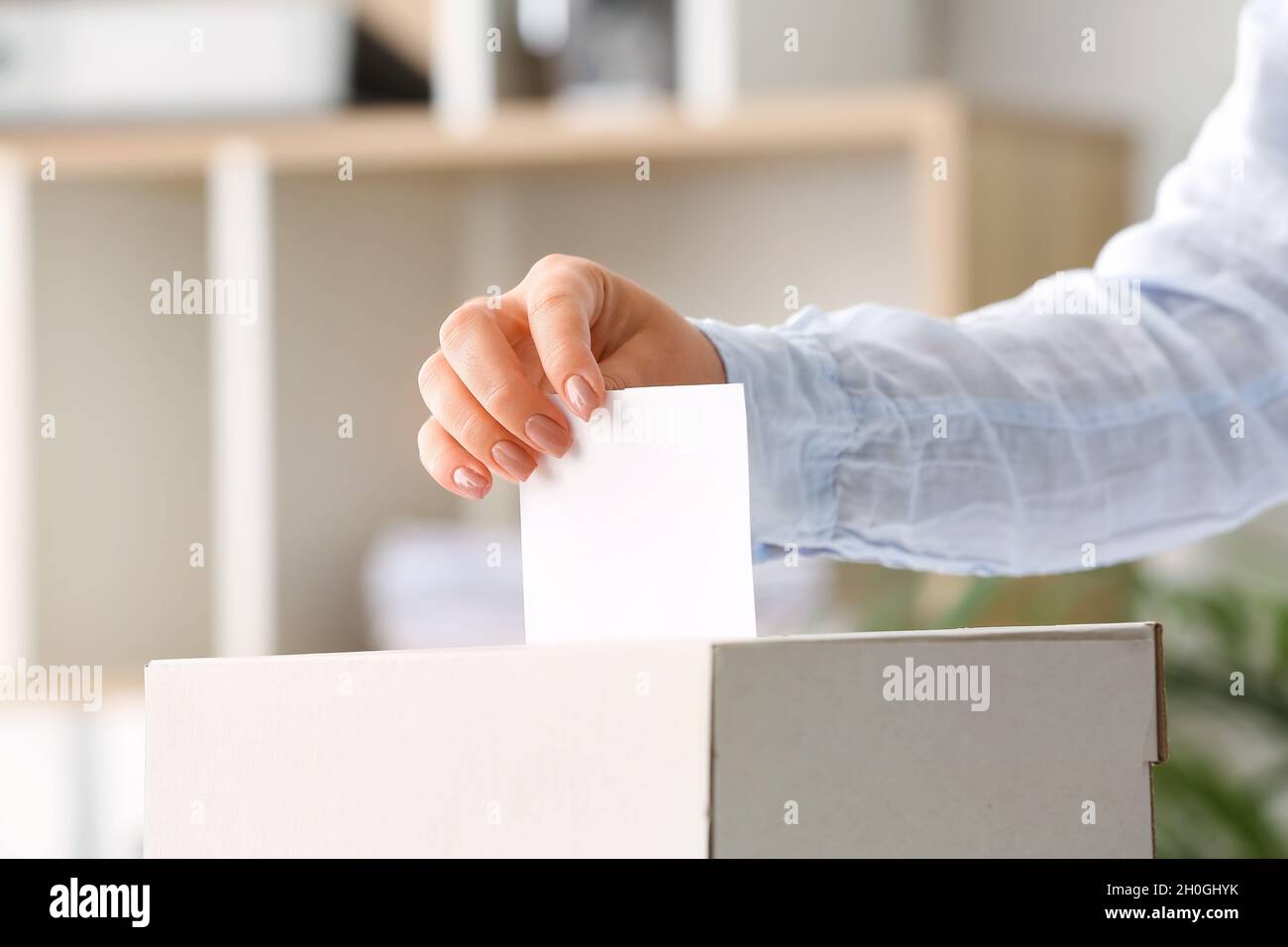 Woman voting at polling station Stock Photo - Alamy