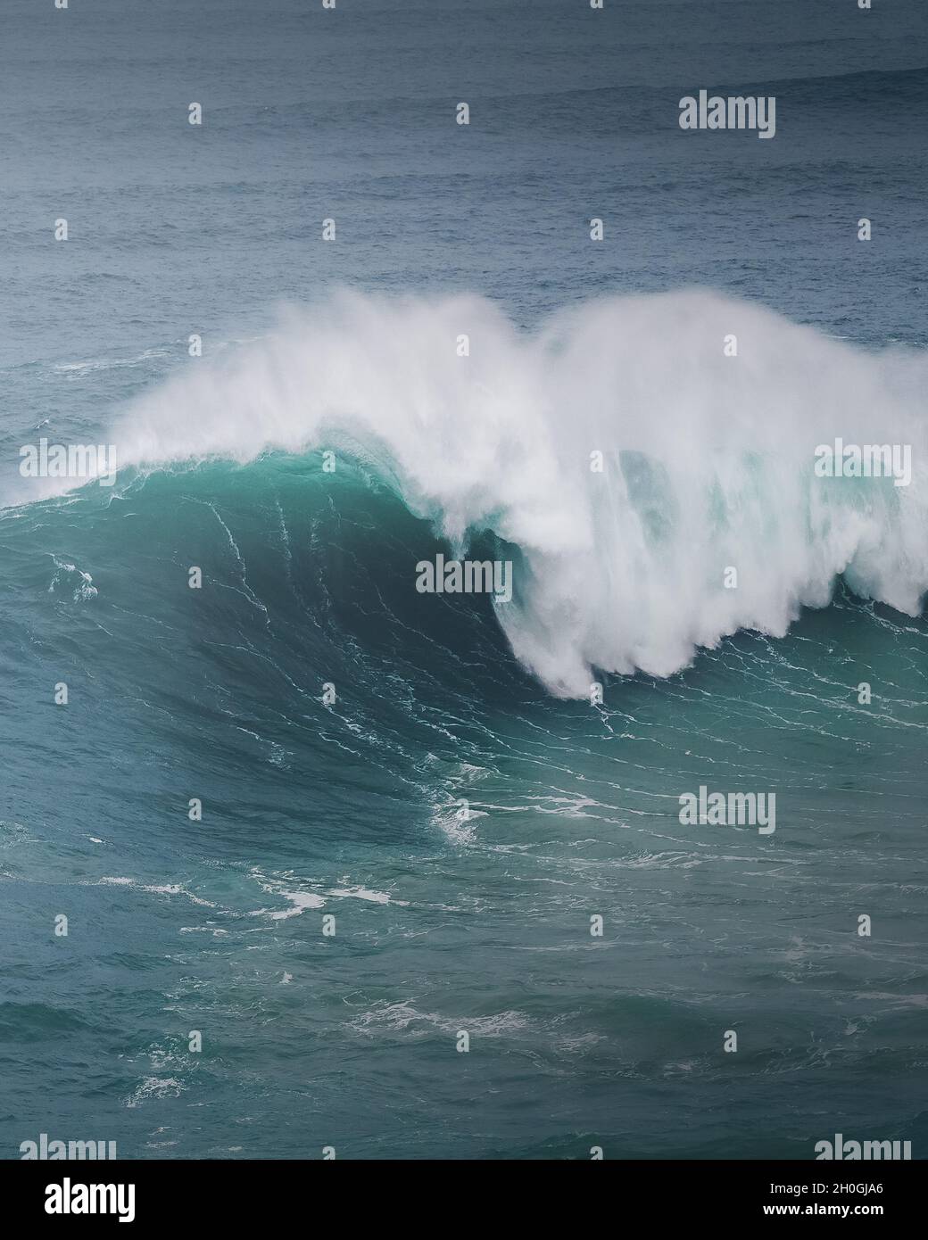 Wave crash breaking sea spray beach hi-res stock photography and images ...