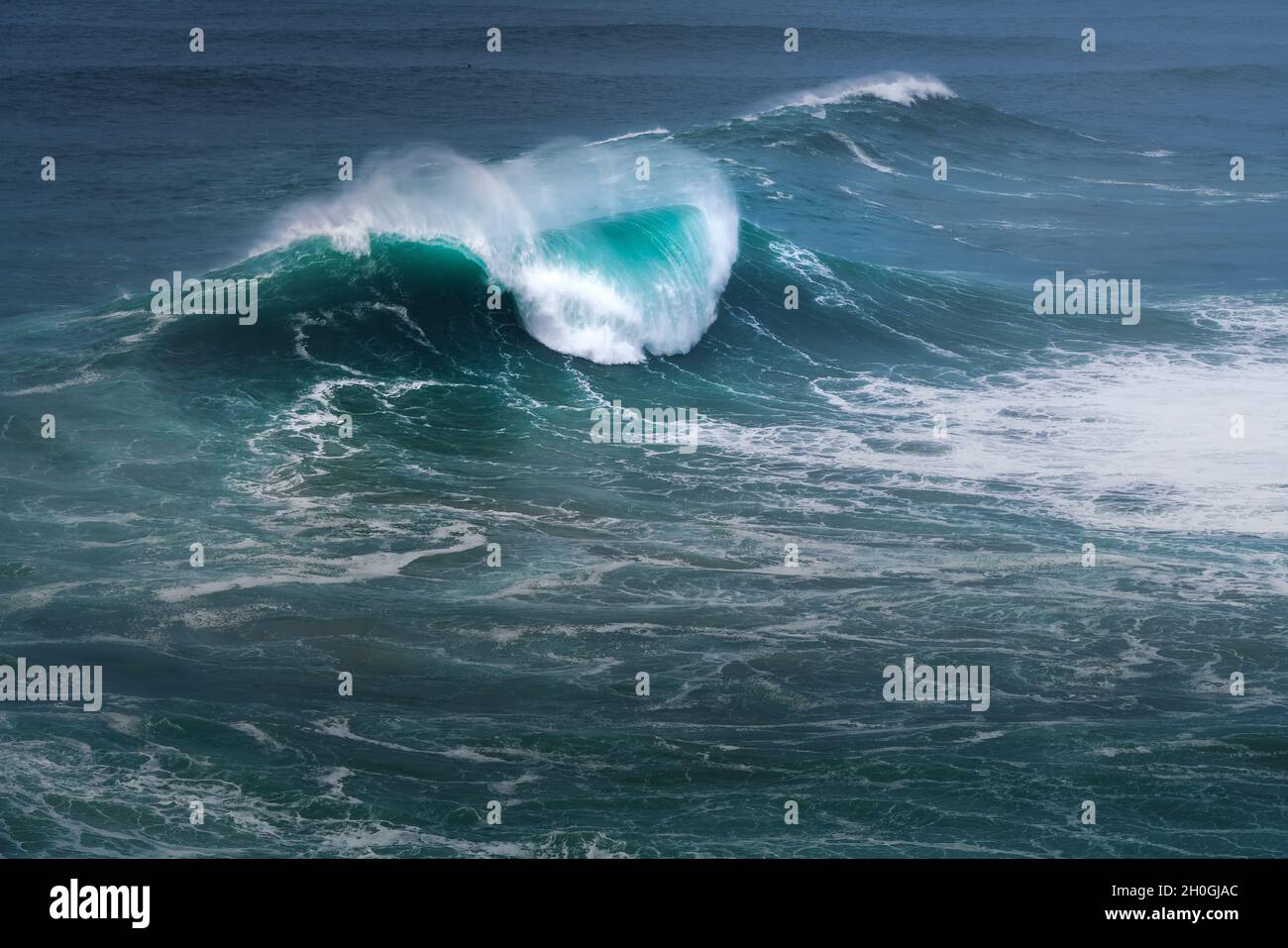 Beautiful turquoise waves breaking atlantic hi-res stock photography ...