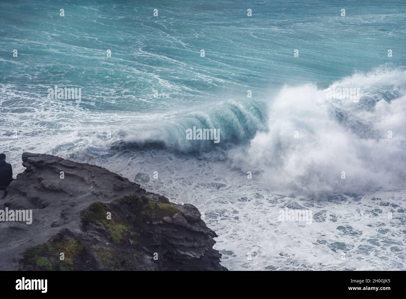 Crashing shorebreak wave in hi-res stock photography and images - Alamy