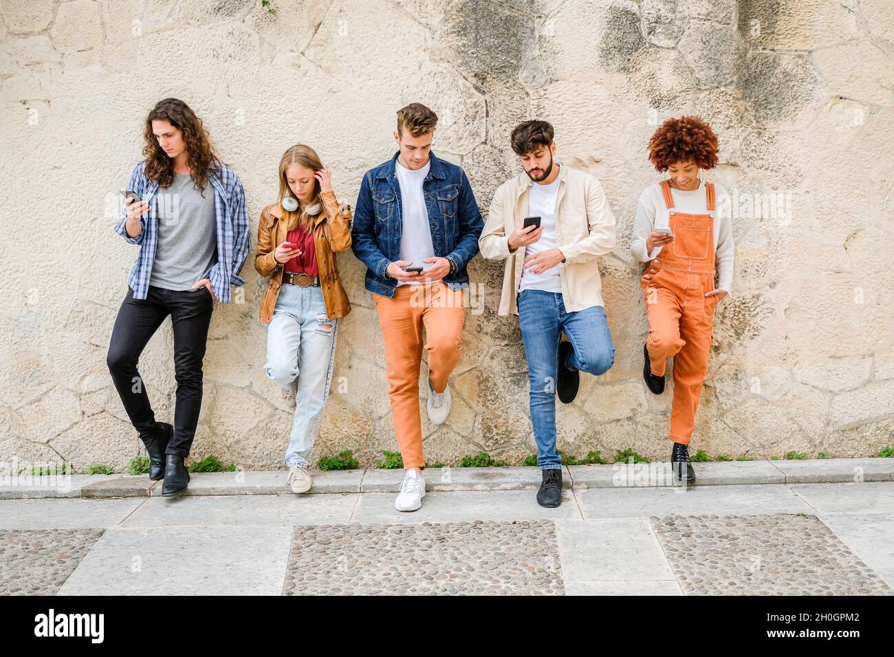 Group friends cellphones african hi-res stock photography and images ...