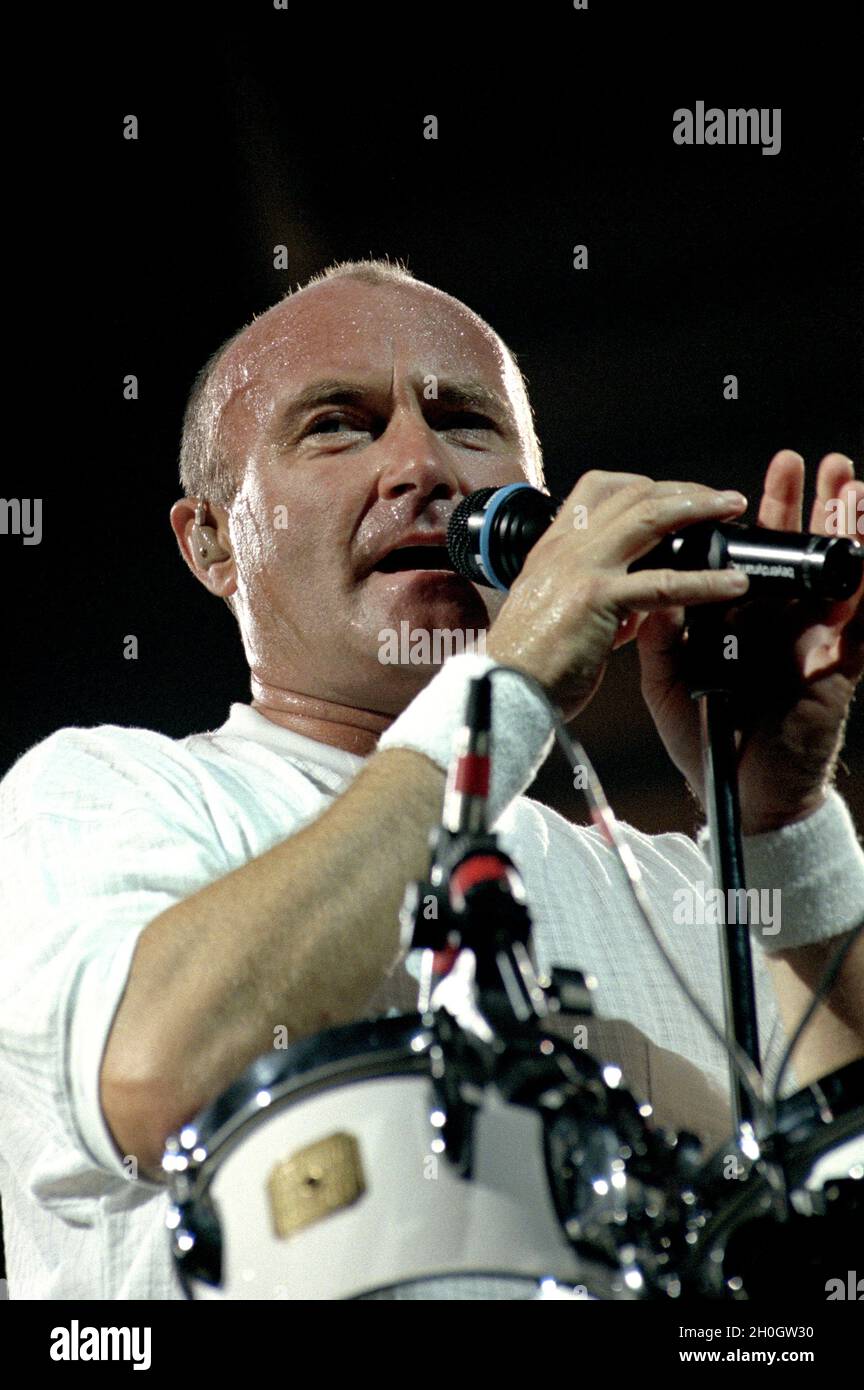 Phil collins 1997 hi-res stock photography and images - Alamy