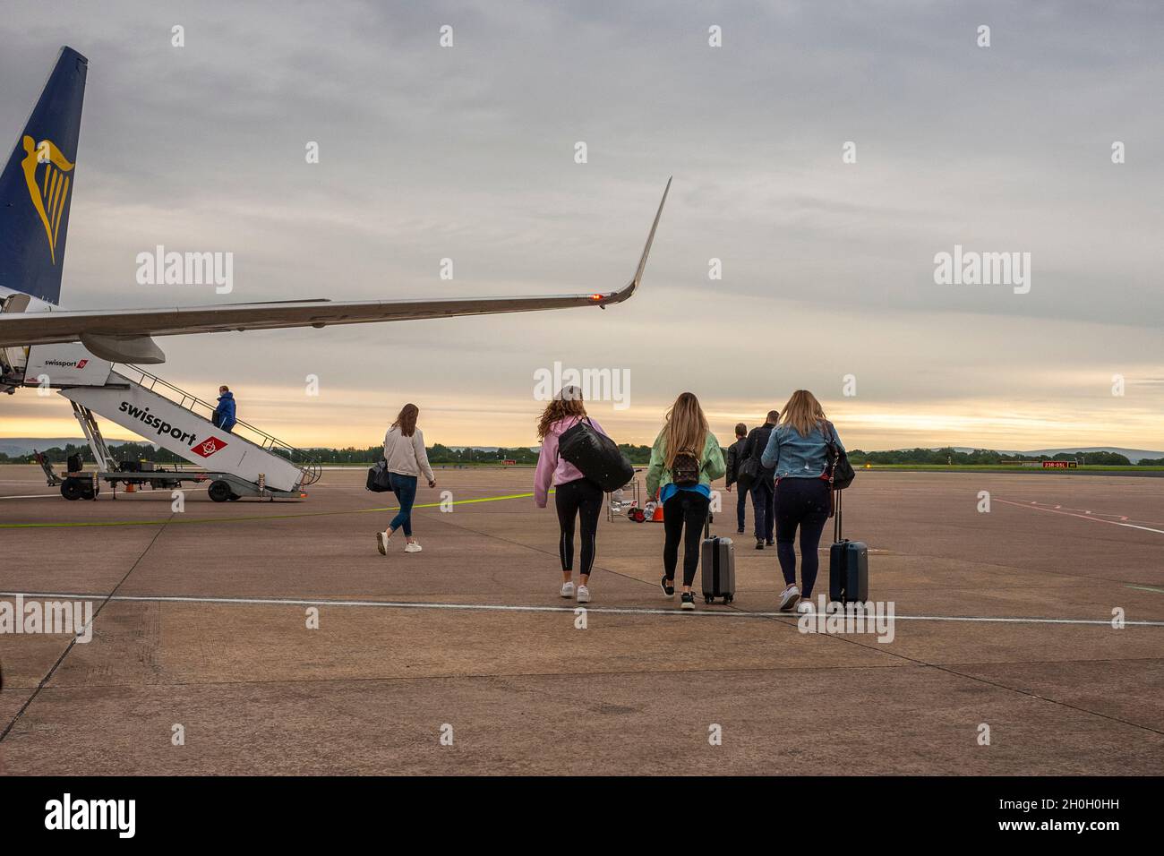 Queue to board aeroplane hi-res stock photography and images - Alamy