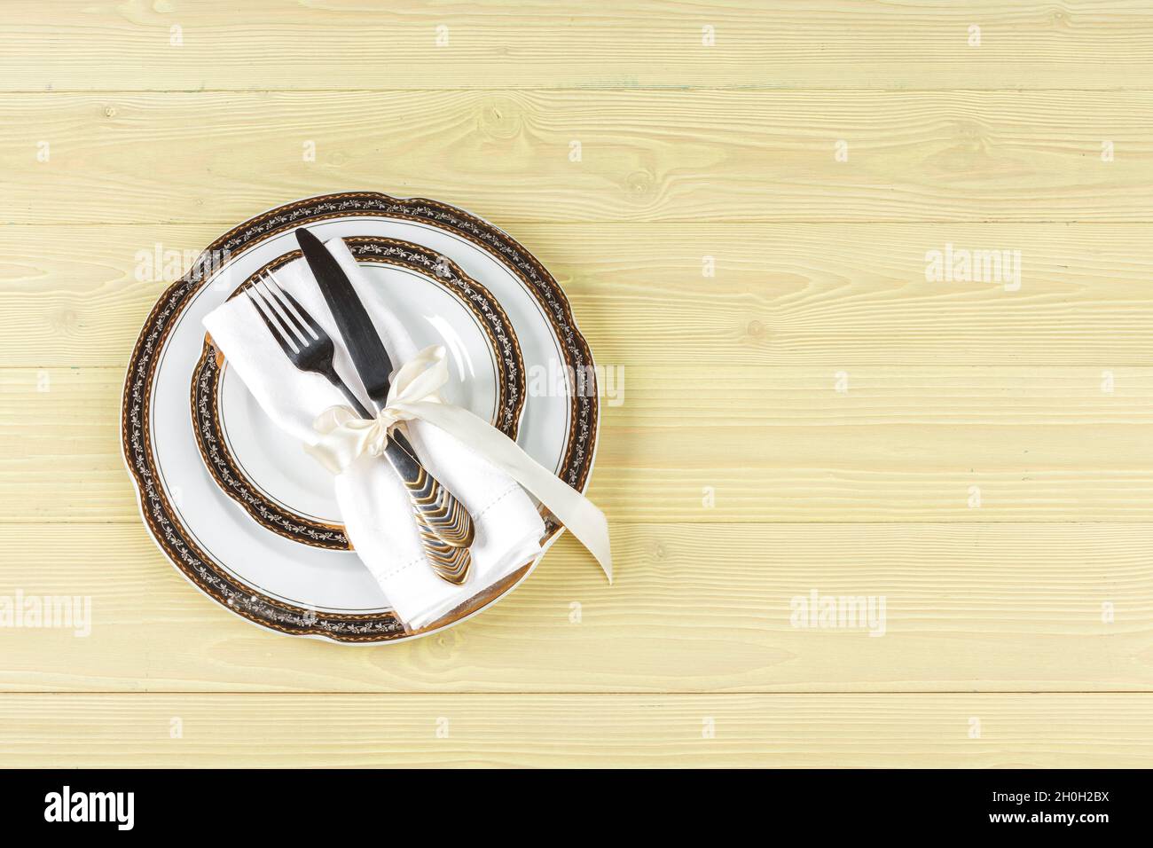 Table with plates and cutlery, view from above Stock Photo - Alamy