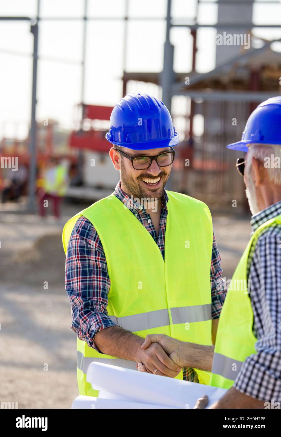 Construction greeting handshake hi-res stock photography and images - Alamy