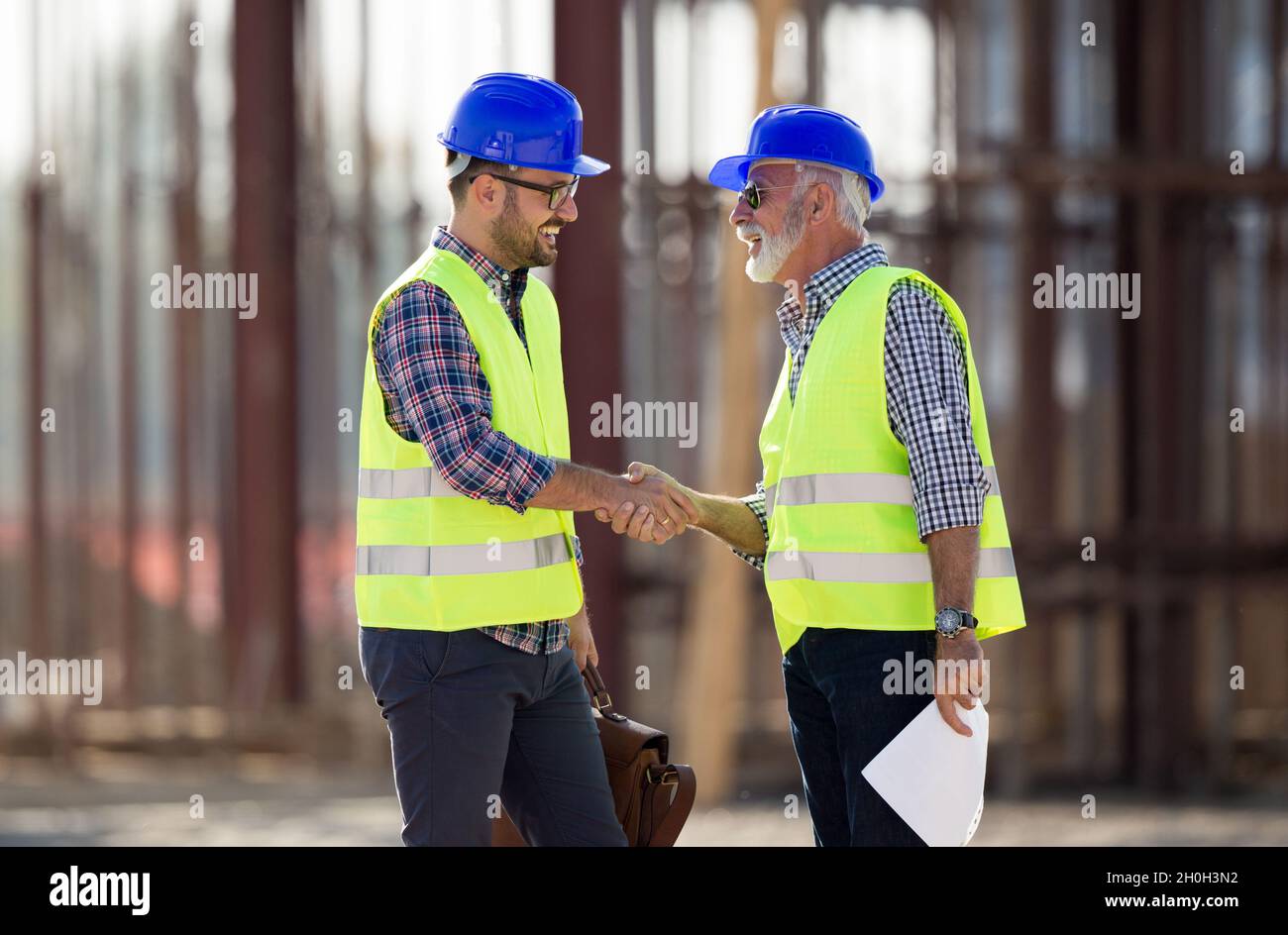 Construction teamwork handshake hi-res stock photography and images - Alamy