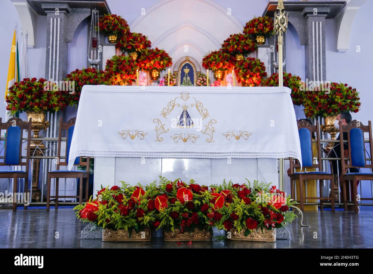 Catholic church altar sanctuary hi-res stock photography and images - Alamy