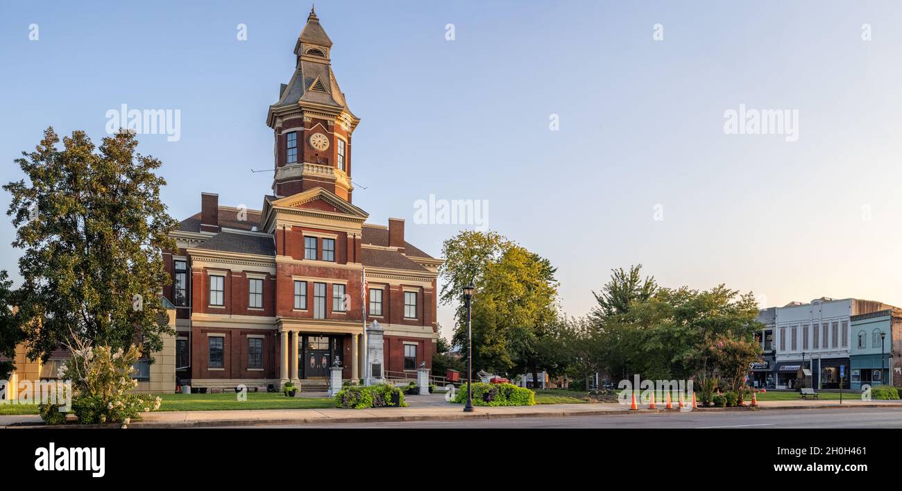 Mayfield, Kentucky, USA - August 24, 2021: The Graves County Courthouse ...