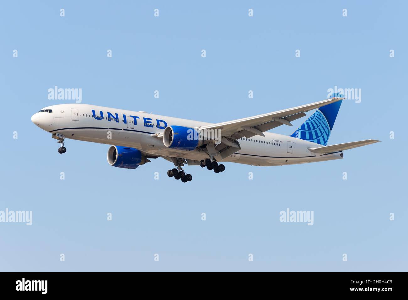 United Airlines Boeing 777 aircraft landing. Airplane wearing the new ...