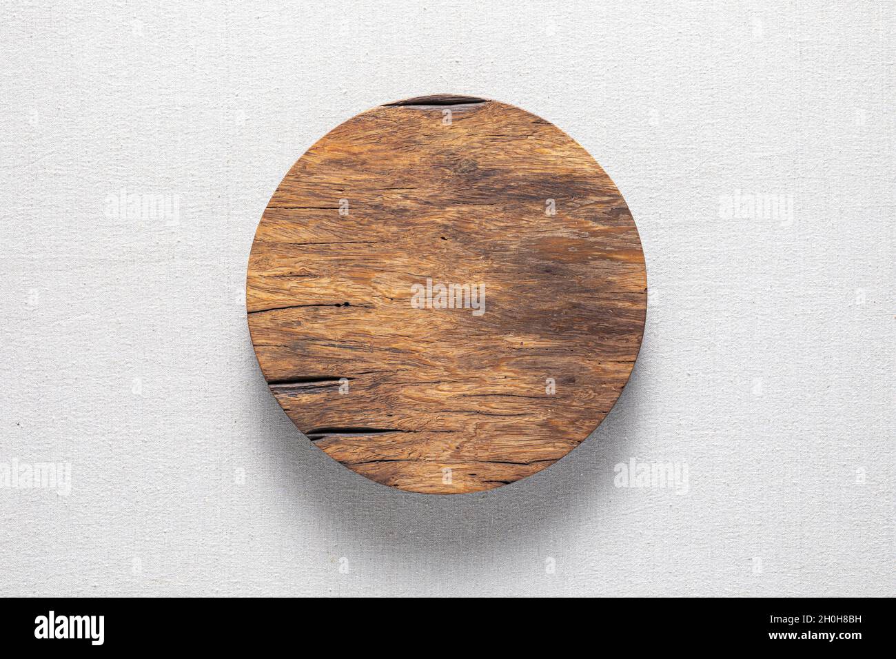 Wooden plate isolated on the burlap. Round handmade wooden pallets ...