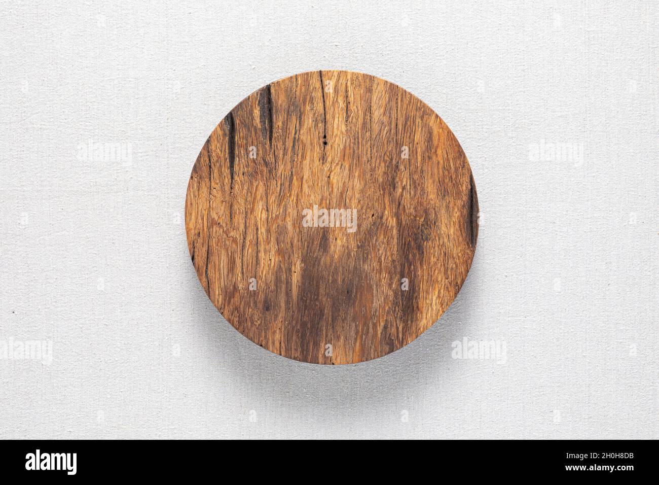 Wooden plate isolated on the burlap. Round handmade wooden pallets ...