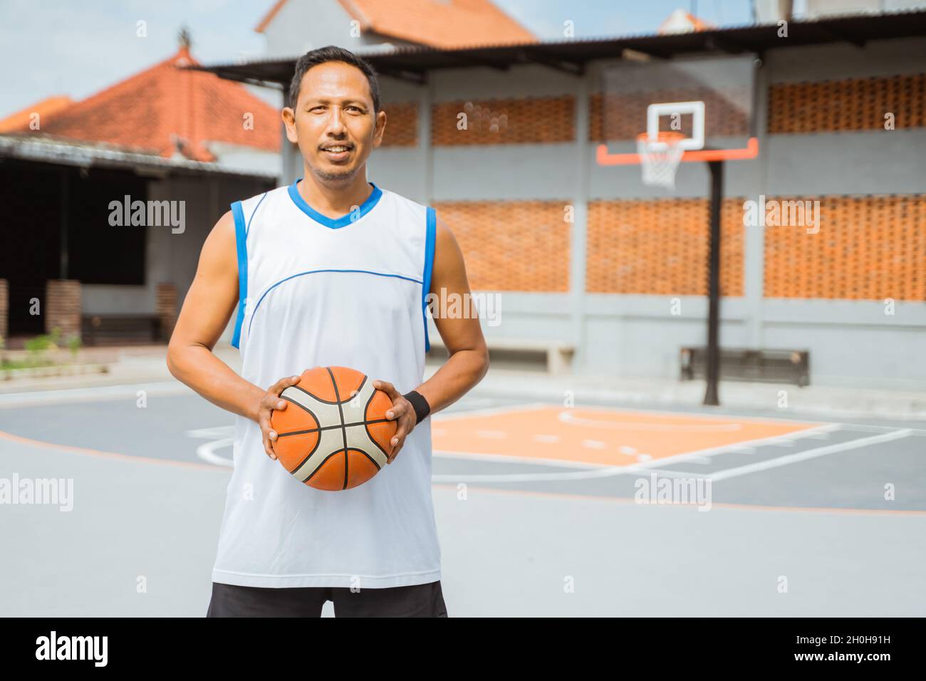 Outdoor basketball court standing hi-res stock photography and images ...
