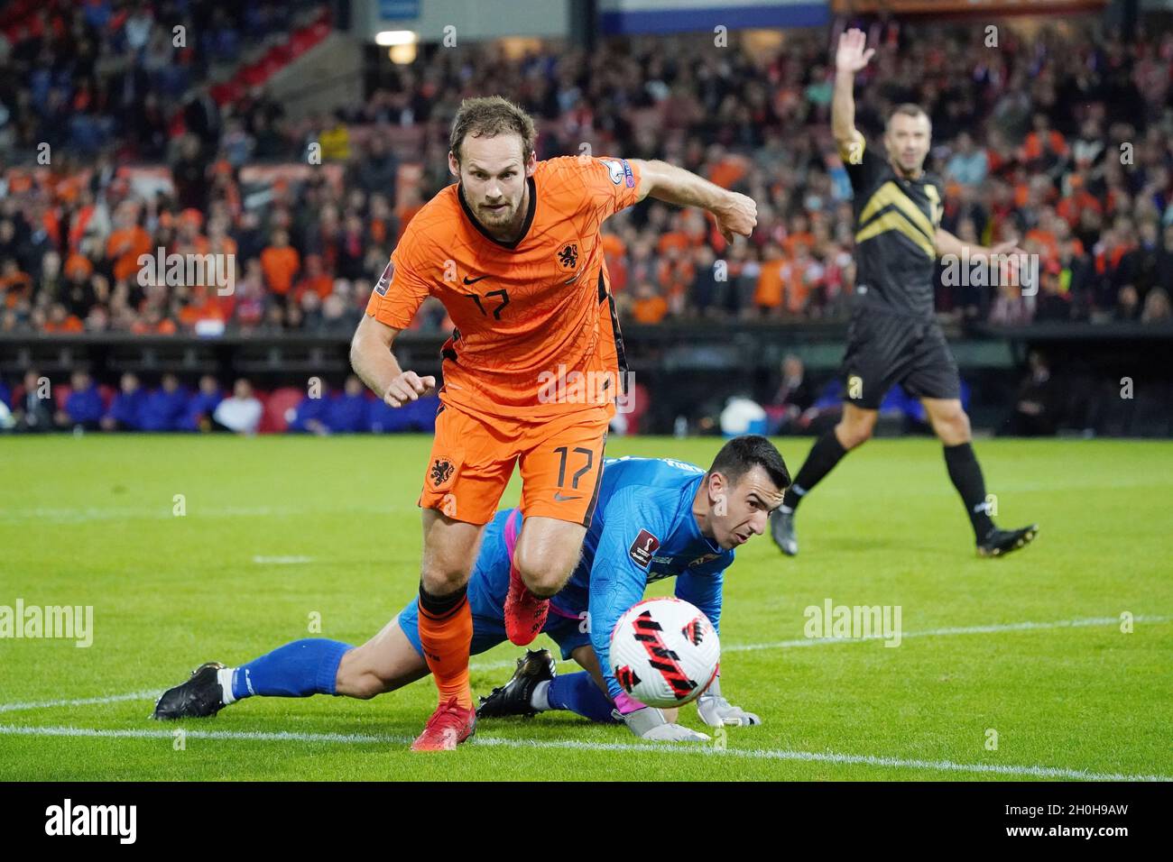Daley Blind of the Netherlands (l) and goalkeeper Bradley Banda of ...