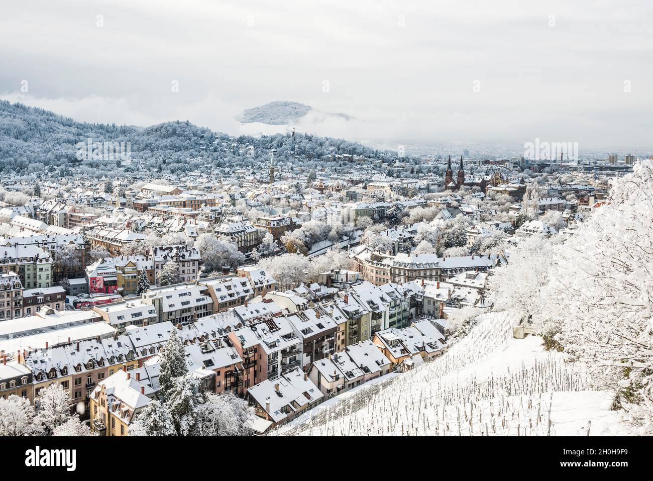 Winter atmosphere with snow, view from Schlossberg, Freiburg im ...