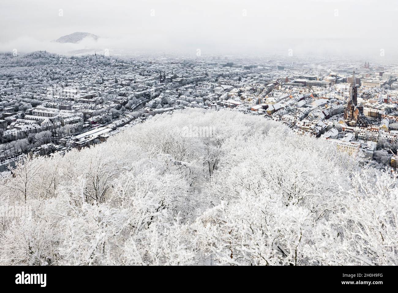 Winter atmosphere with snow, view from Schlossberg, Freiburg im ...