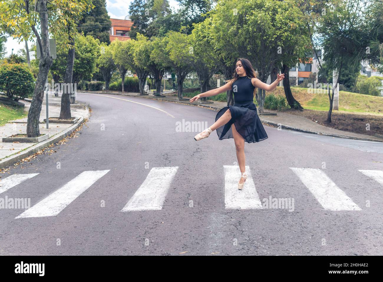 Cross arm pose hi-res stock photography and images - Alamy