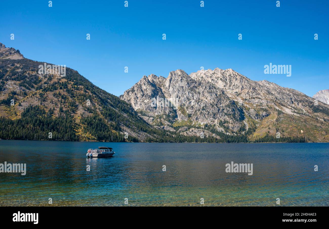Boat on the lake, Jenny Lake, back mountain range, Teton Range mountain ...
