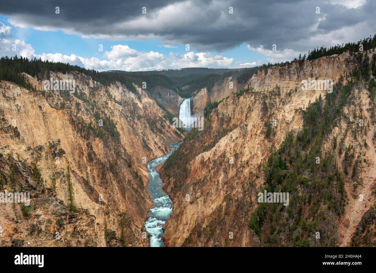 Yellowstone River flows through Gorge, Grand Canyon of the Yellowstone ...