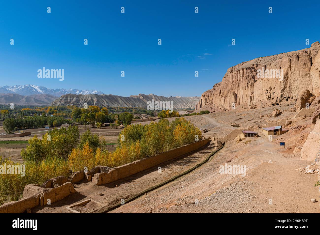 Statue of bamyan buddha hi-res stock photography and images - Alamy