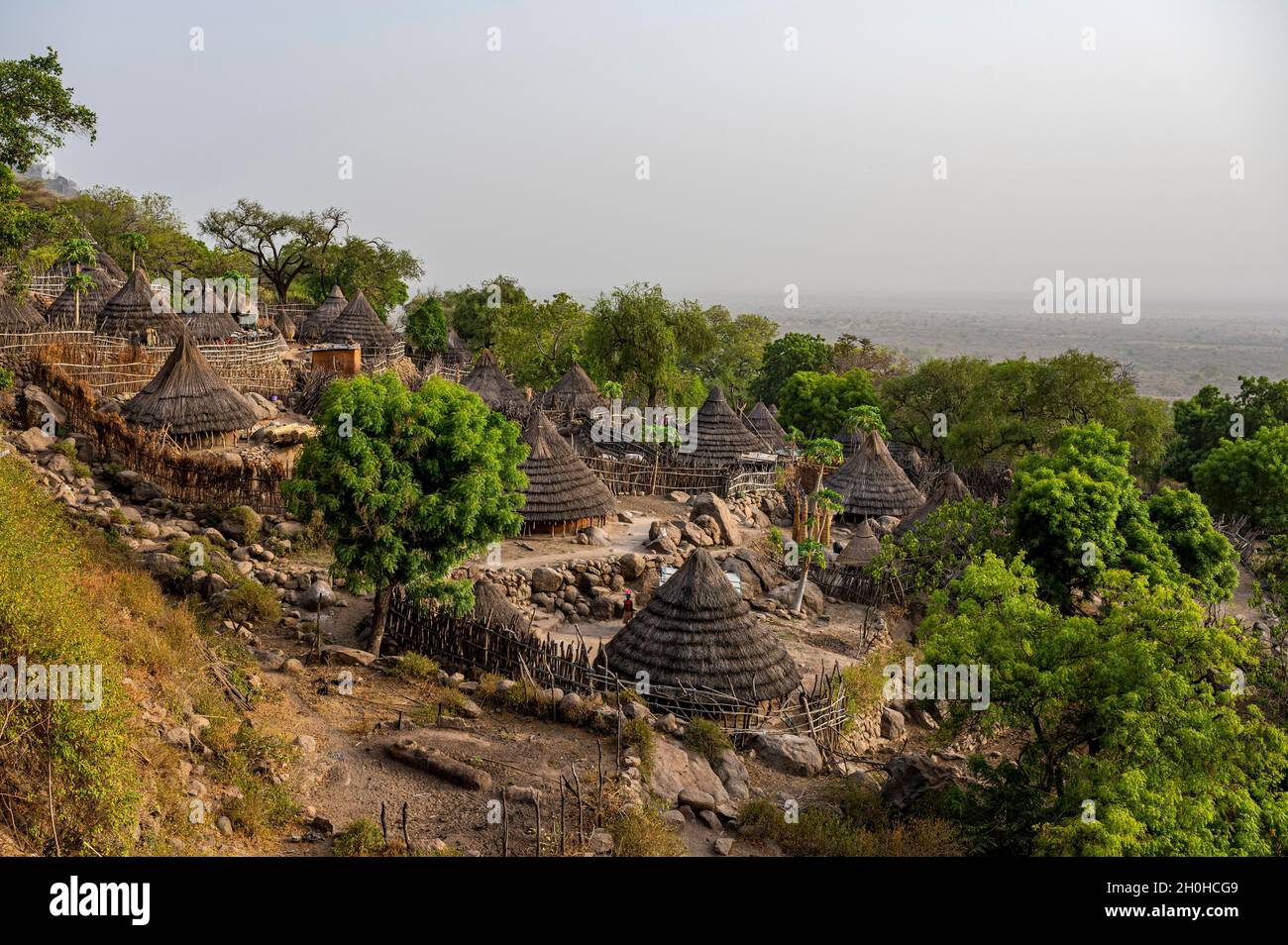 Tradtional build huts of the Otuho or Lutoko tribe in a village in the ...