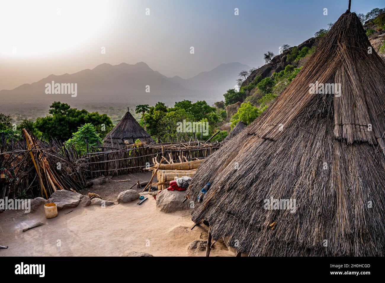 Tradtional build huts of the Otuho or Lutoko tribe in a village in the ...