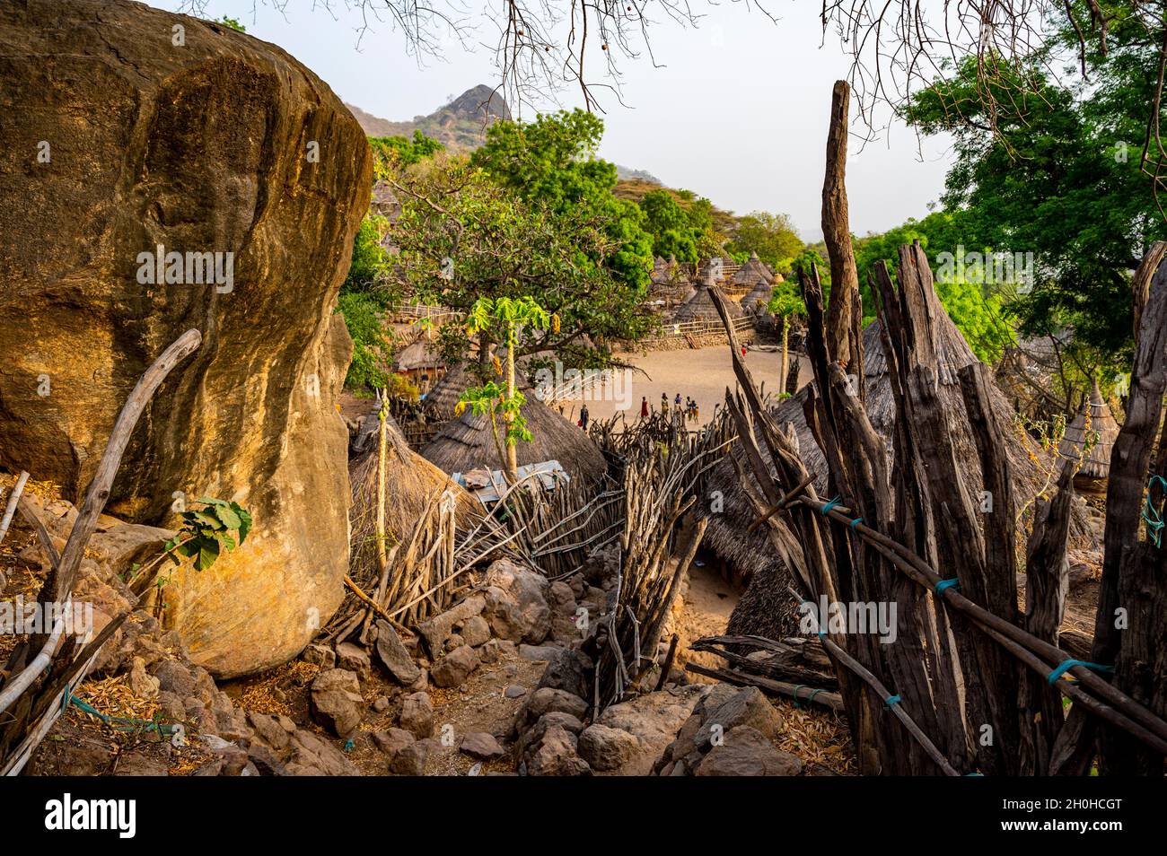 Tradtional build huts of the Otuho or Lutoko tribe in a village in the ...