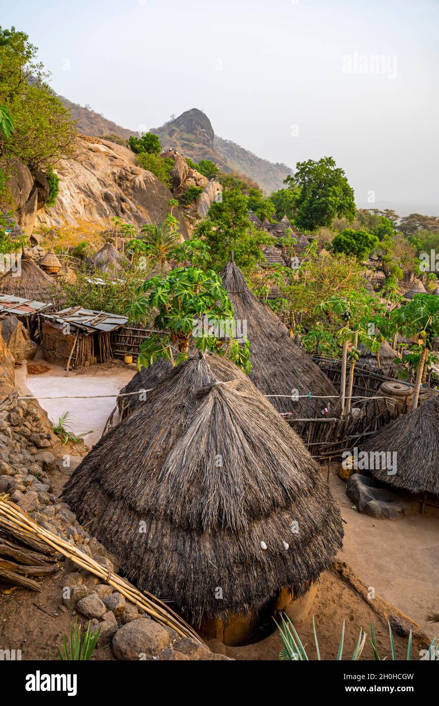 Tradtional build huts of the Otuho or Lutoko tribe in a village in the ...