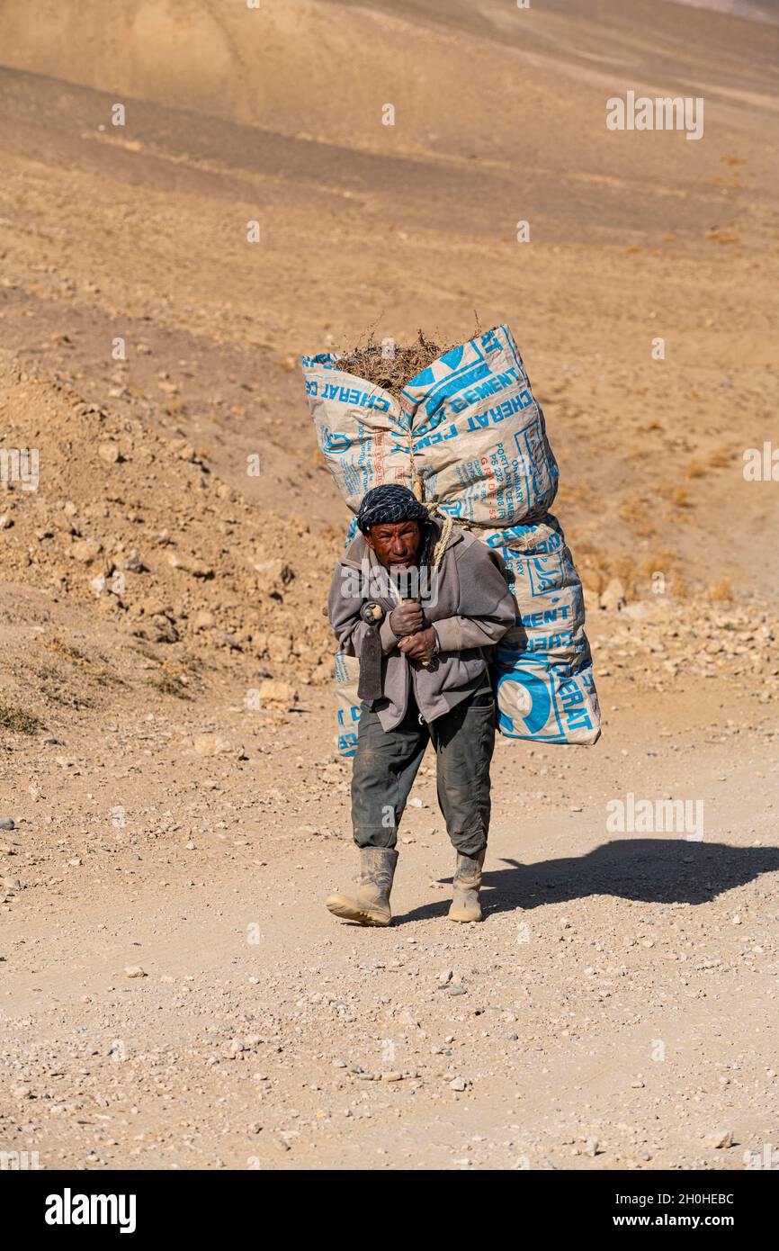 Man carrying a huge back, Bamyan, Afghanistan Stock Photo - Alamy