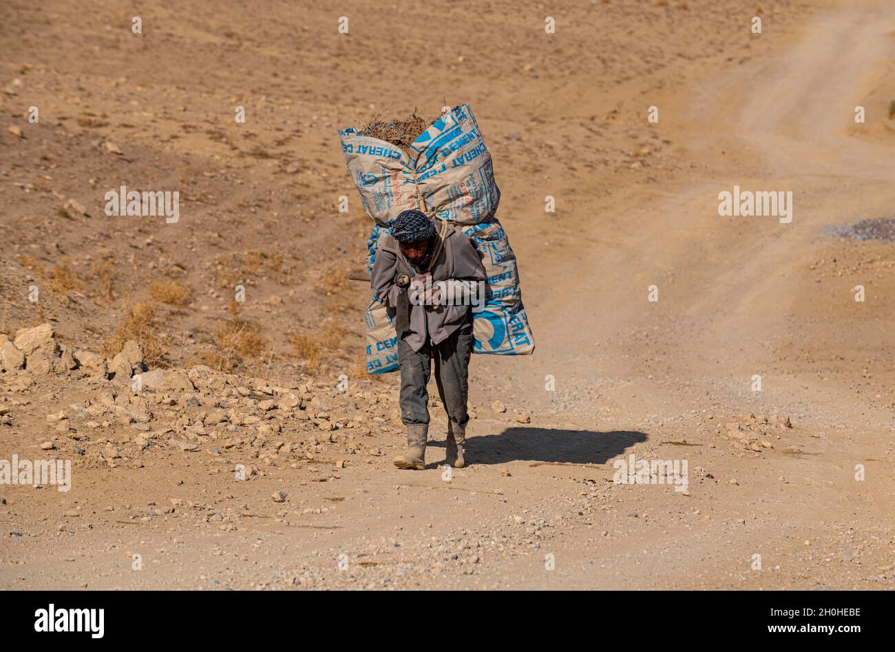 Man carrying a huge back, Bamyan, Afghanistan Stock Photo - Alamy