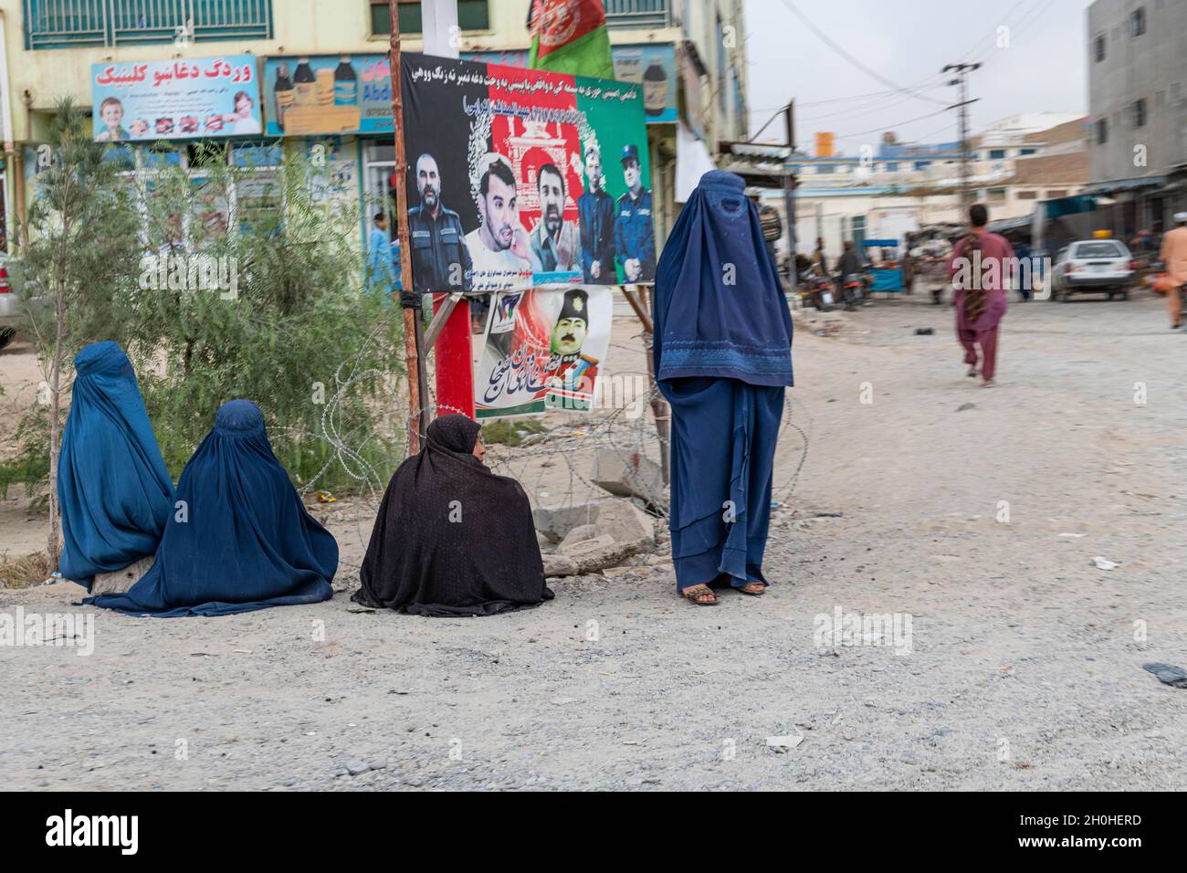 Woman begging in the streets of Kandahar, Afghanistan Stock Photo - Alamy