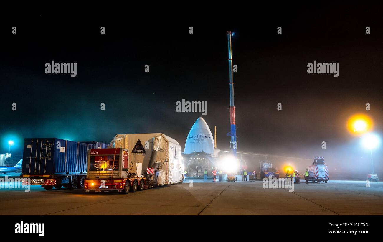 100 metre wide hi-res stock photography and images - Alamy