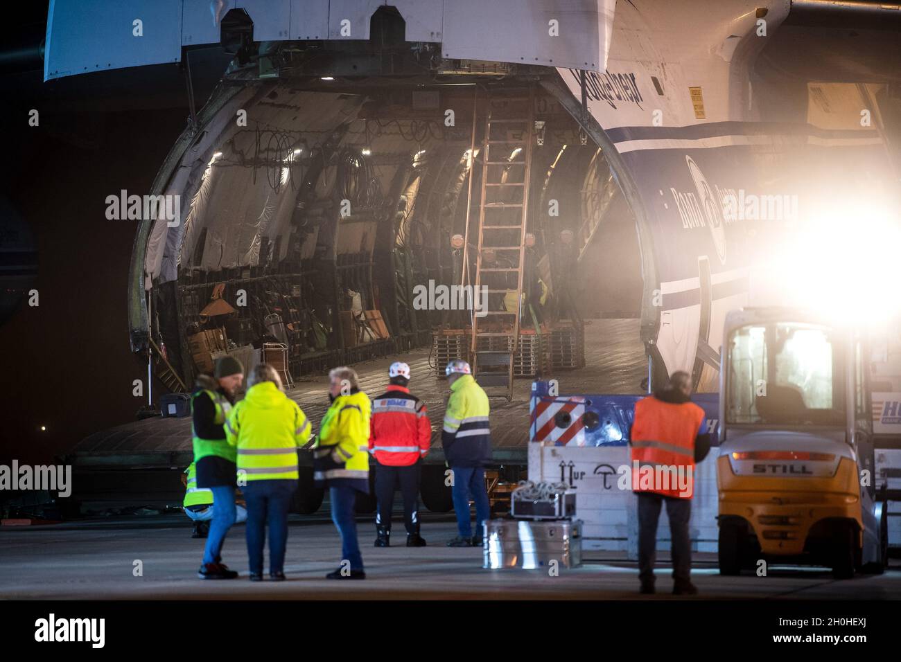Antonov an 124 loading hi-res stock photography and images - Alamy