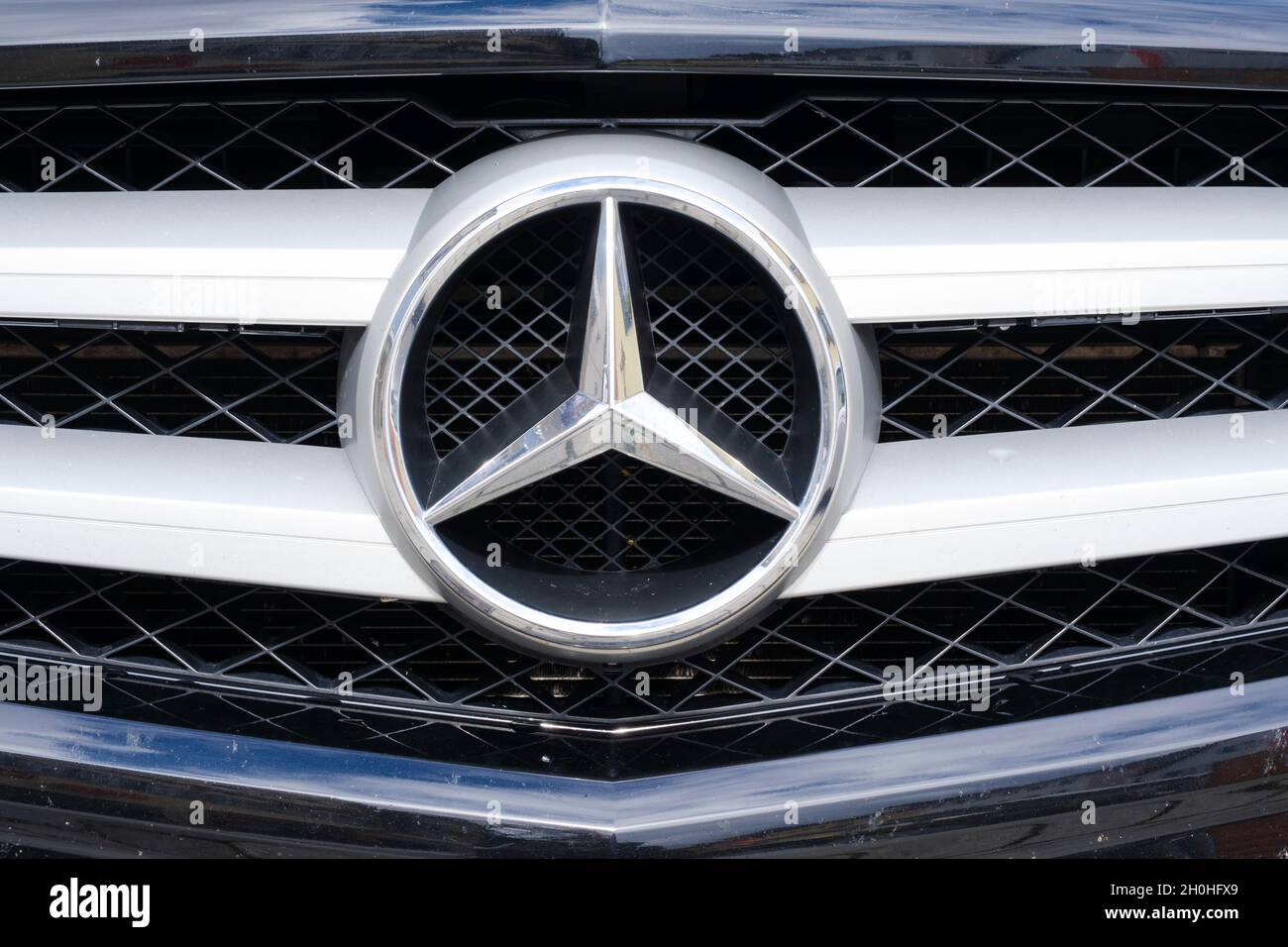 Mercedes benz grille badge hi-res stock photography and images - Alamy