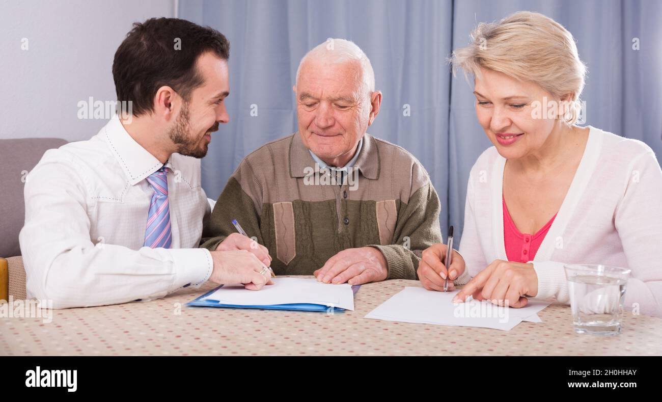 Father and daughter signing contract Stock Photo - Alamy