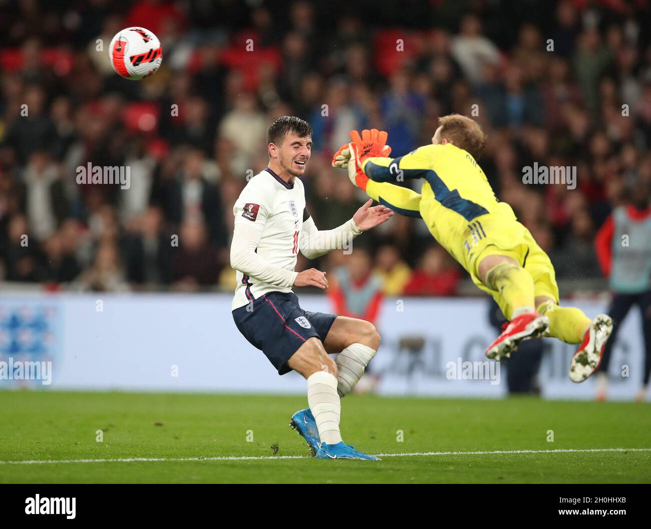 London, UK. 12th Oct, 2021. England's Mason Mount flinches as Hungary's ...