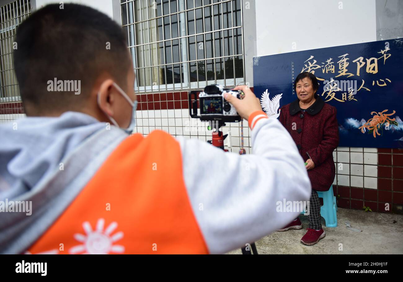 Woman takes picture across hi-res stock photography and images - Alamy