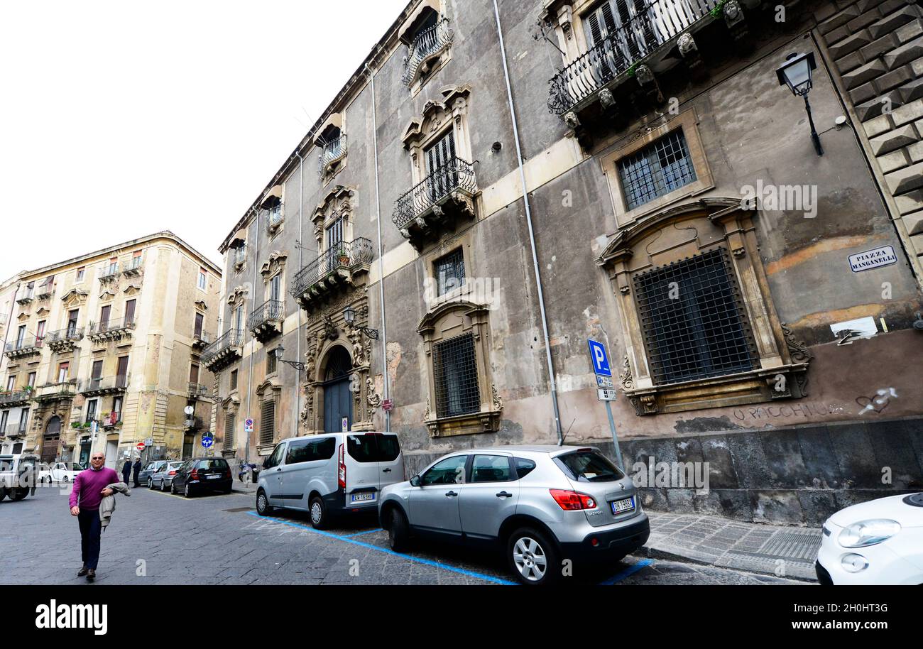 Old buildings in italy hi-res stock photography and images - Alamy