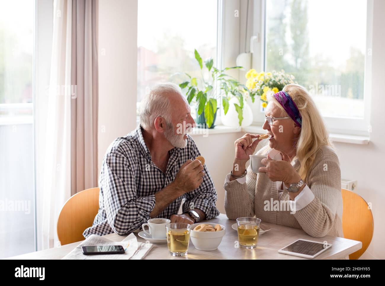 Elderly couple at table happy hi-res stock photography and images - Alamy