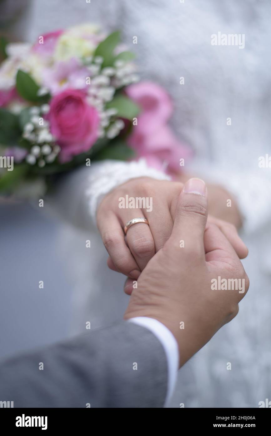 Wedding hands of a bride and groom Stock Photo - Alamy