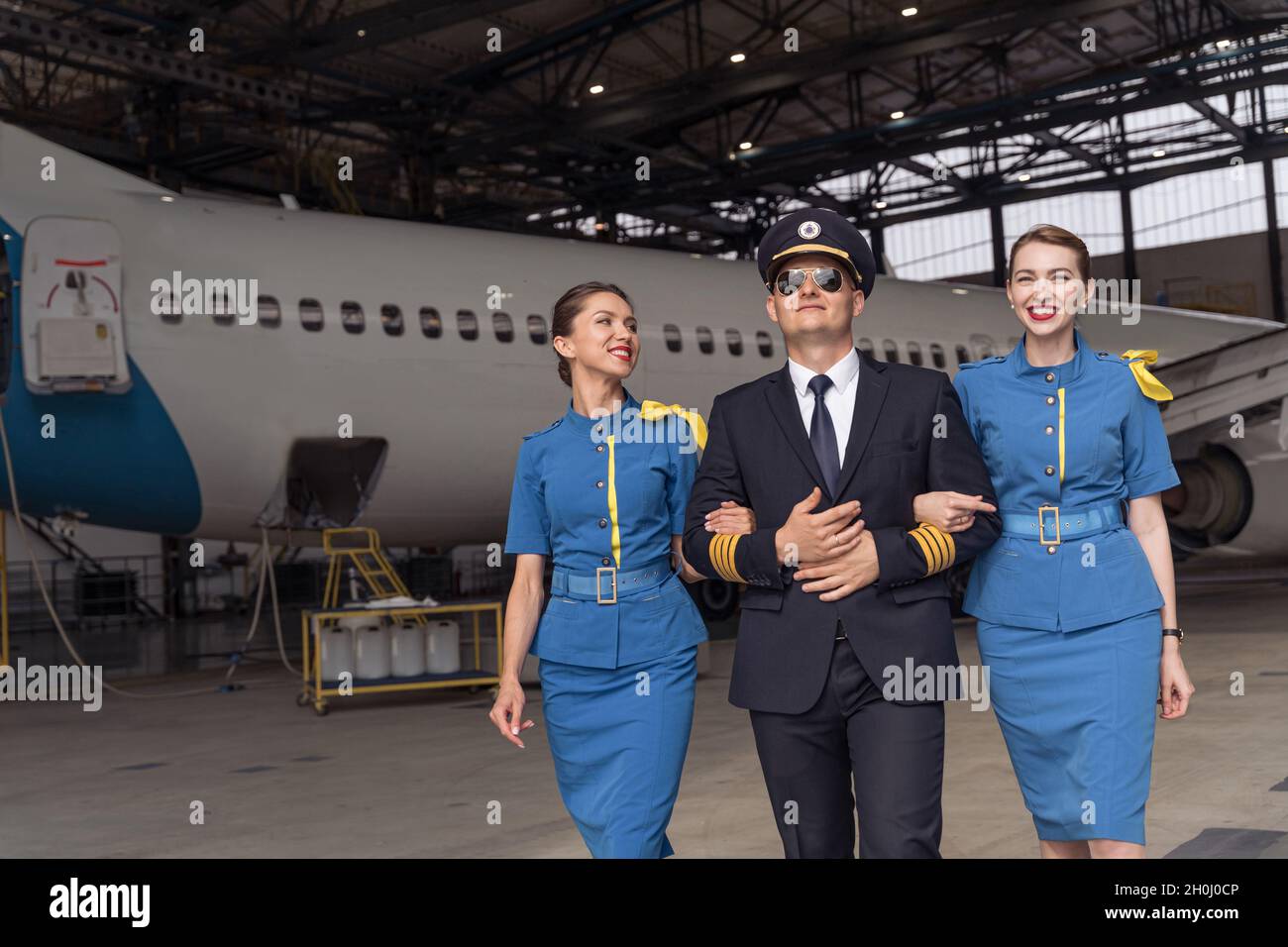 People traveling together, airport hi-res stock photography and images ...