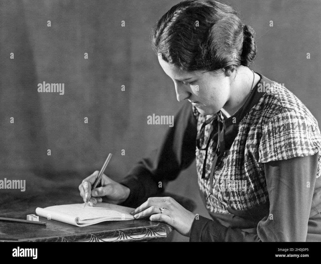 A stenotypist at work. [automated translation] Stock Photo - Alamy